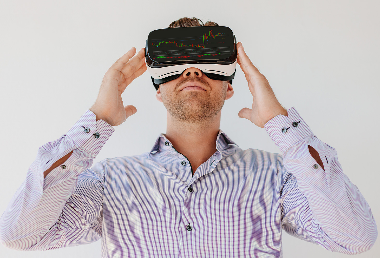 Man wearing a pair of VR glasses – Blackwell Global